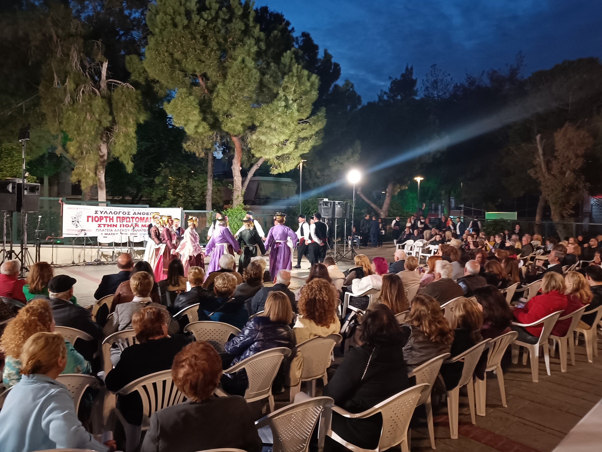 Η μεγάλη γιορτή της Πρωτομαγιάς του Συλλόγου Ανθέων στην Πλ. Παναγούλη ...